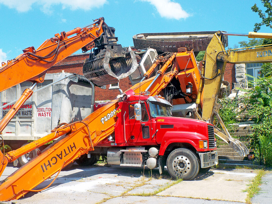 Crane falls | News, Sports, Jobs - The Sentinel